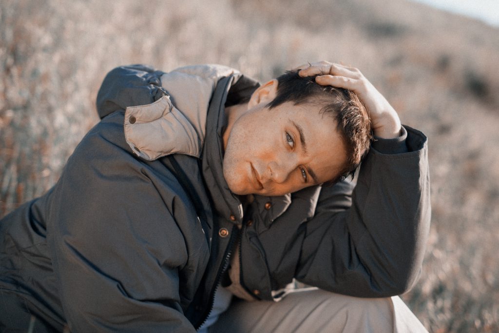 Alec Benjamin matures on new LP "(Un)Commentary | INTERVIEW