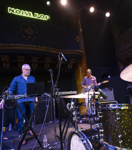 Hanson bops through all the colors in San Francisco | REVIEW